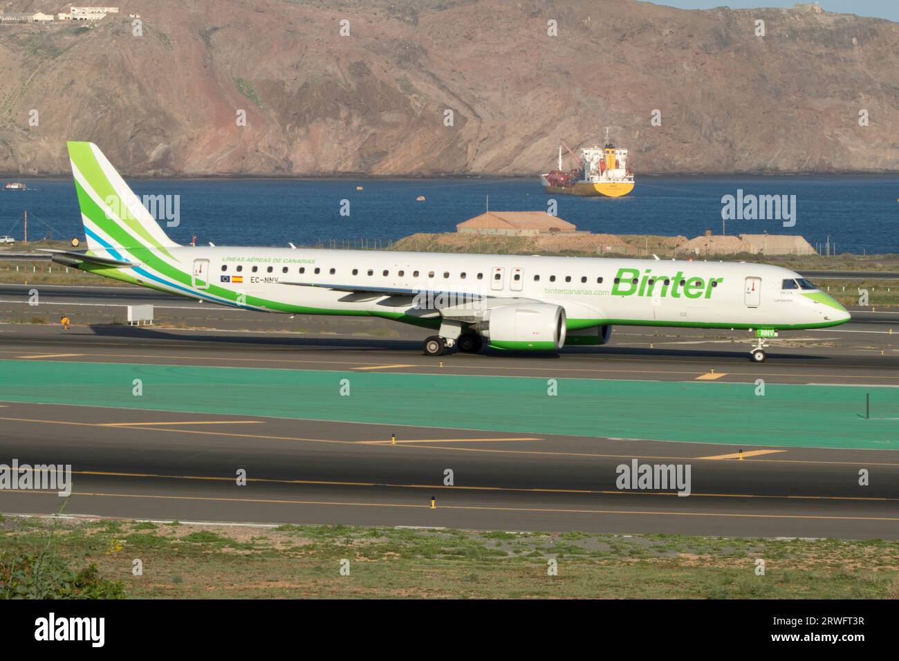 Embraer e195 e2 airliner hi-res stock photography and images - Alamy