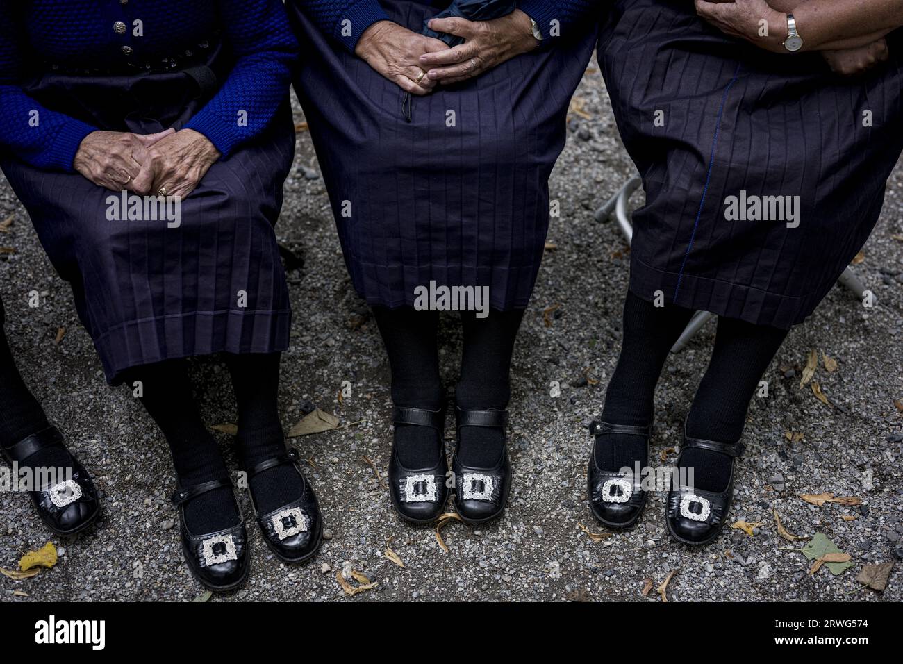 THE HAGUE - Staphorst women in traditional costumes along the route in ...