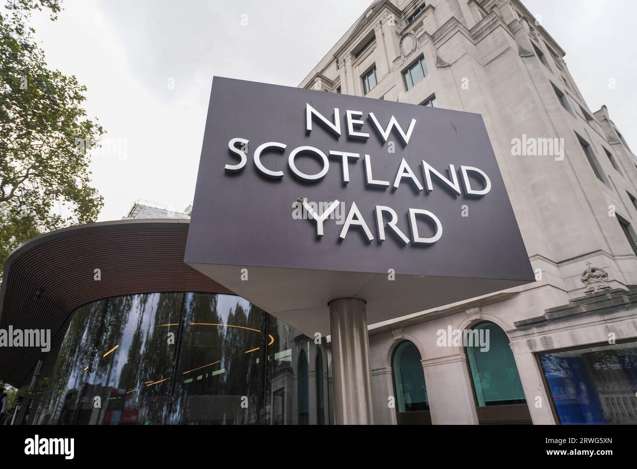 The New Scotland Yard sign and headquarters of the Metropolitain Police ...