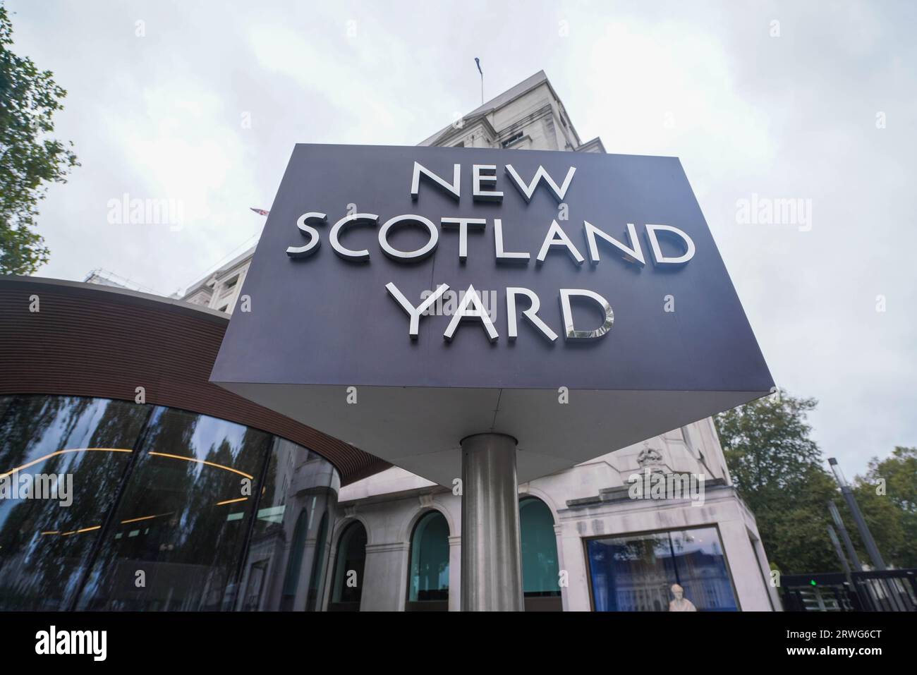 The New Scotland Yard sign and headquarters of the Metropolitain Police ...