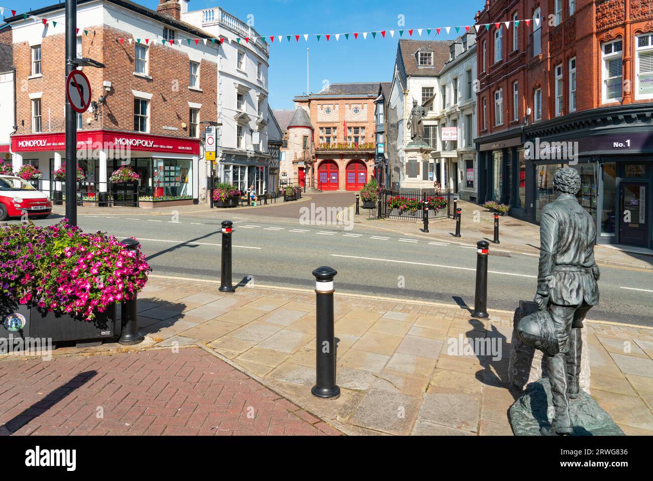 Crown square hi-res stock photography and images - Alamy