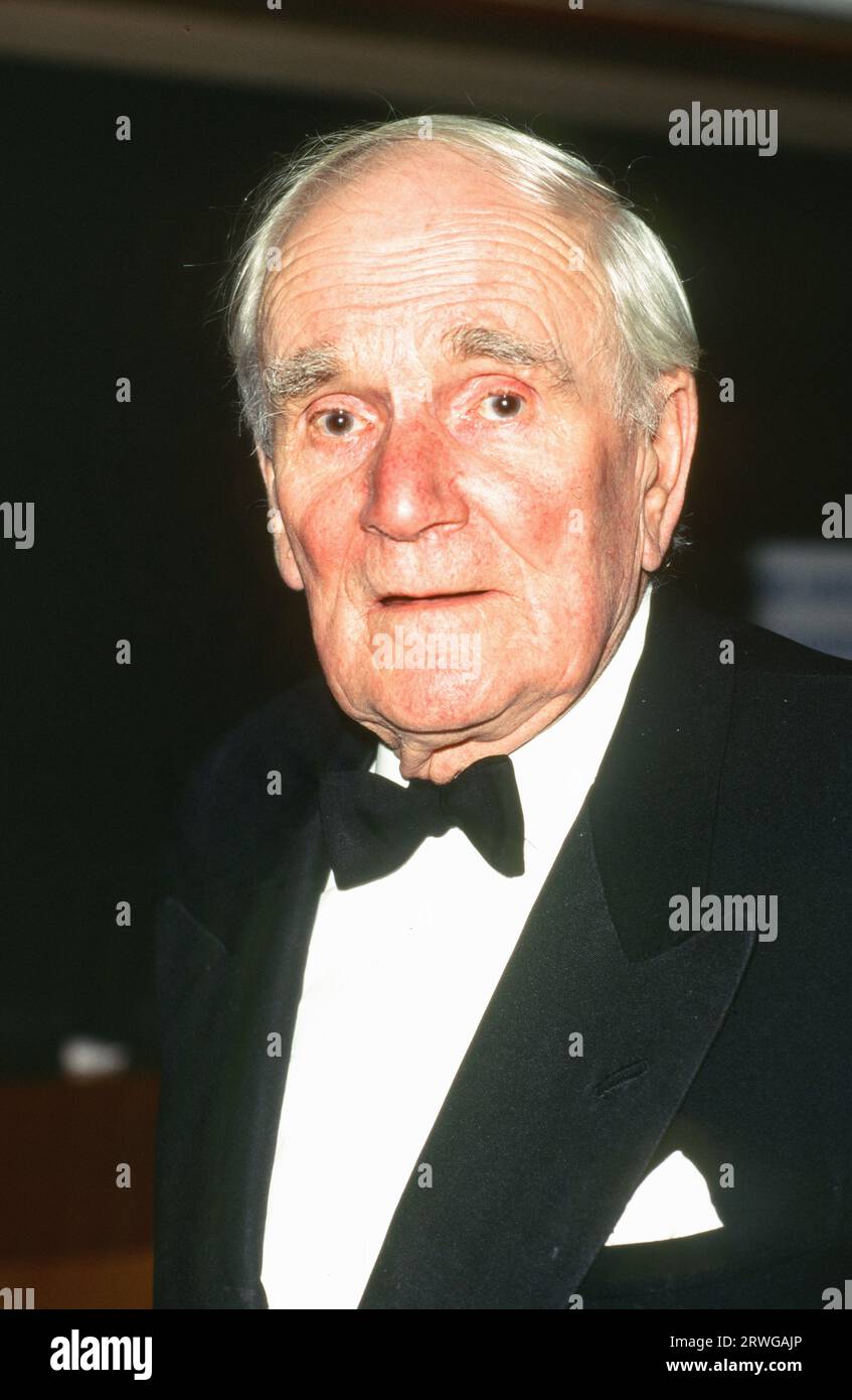 Desmond llewelyn bond hi-res stock photography and images - Alamy