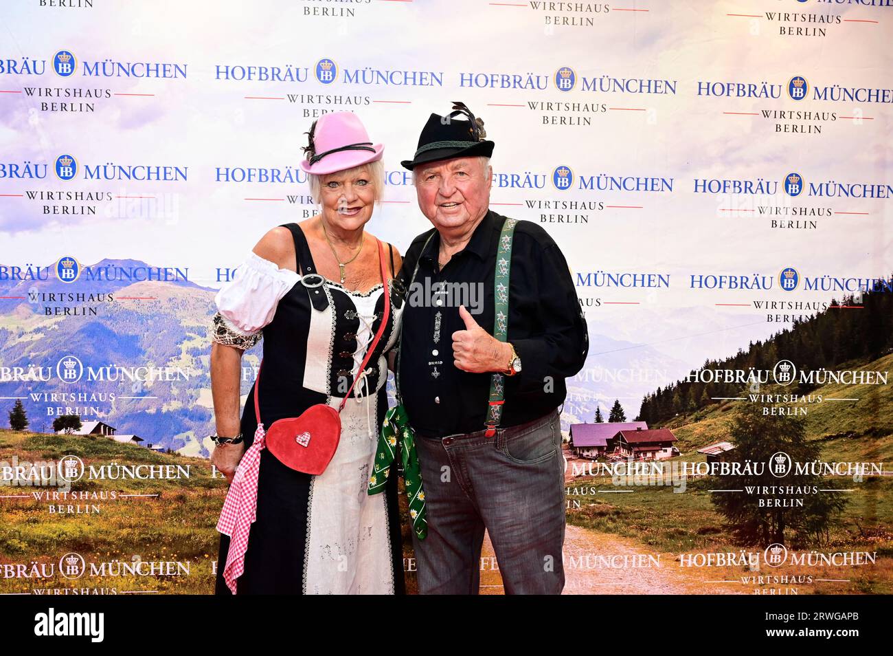 Ulli Wegner mit Ehefrau Margret Wegner beim Wiesn-Anstich zum ...