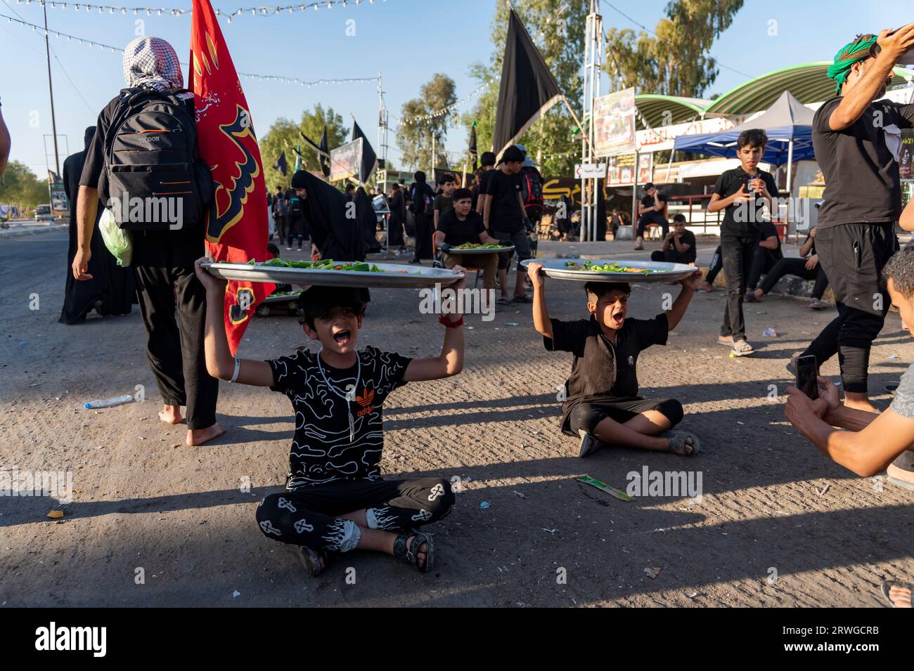Iraqi Shia kids holding food on their heads call upon Shia Muslim ...