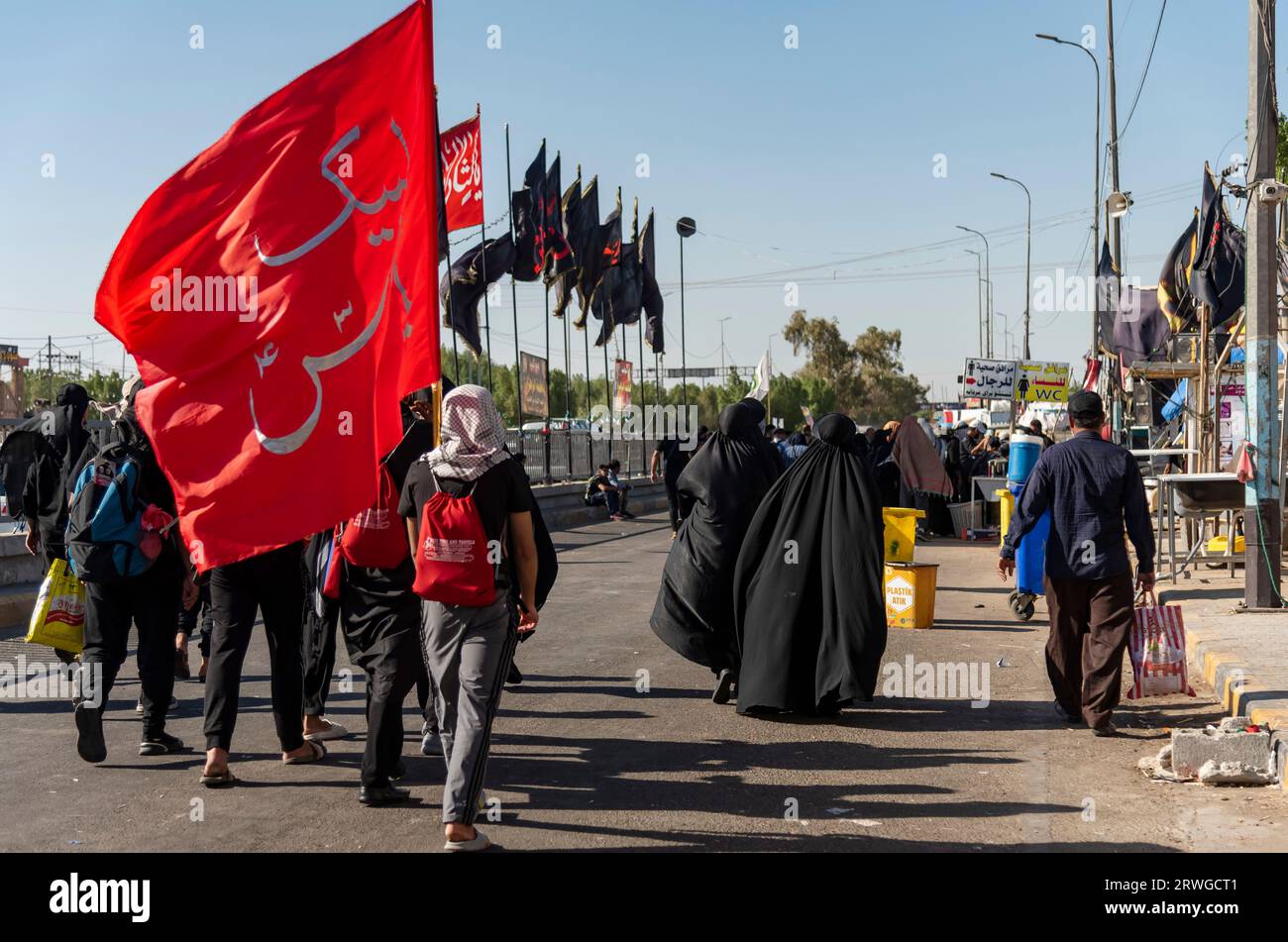 Shia Muslim pilgrims with flag march from Najaf towards Shrine city of ...