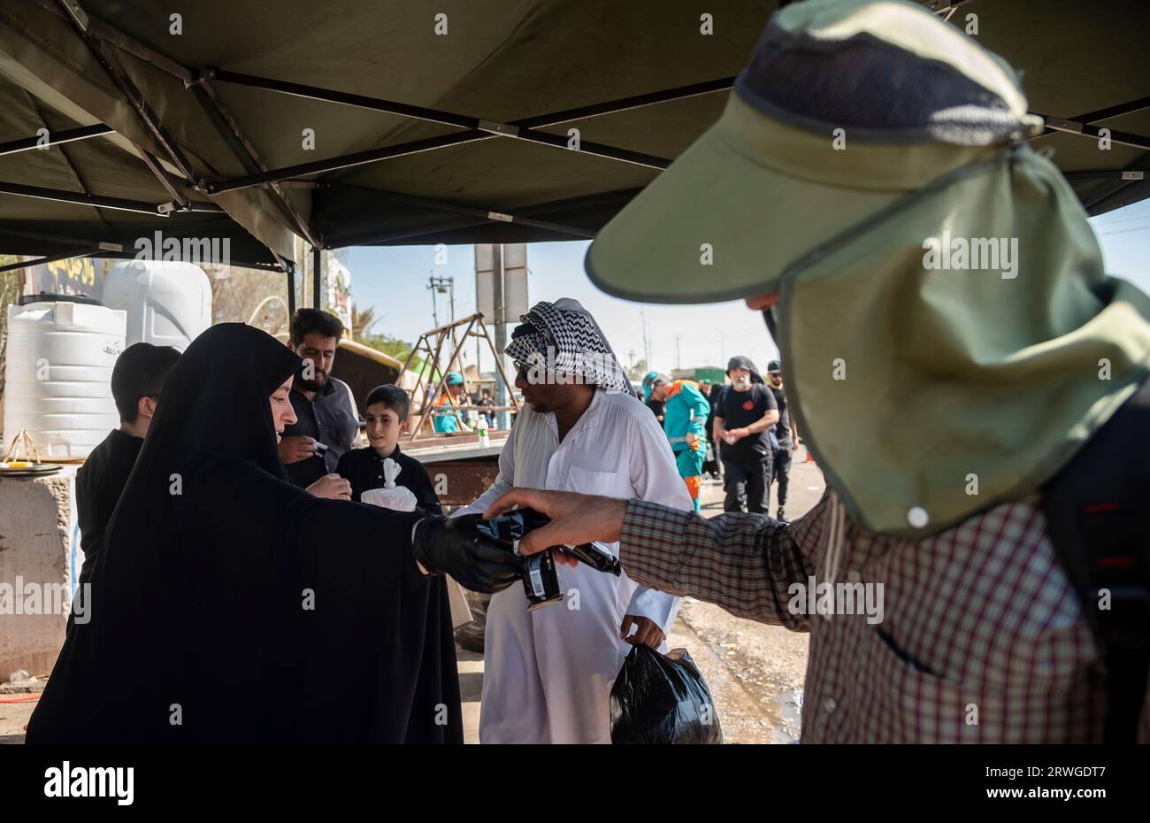Najaf, Iraq. 3rd Sep, 2023. An Irani Shia woman distribute water among ...