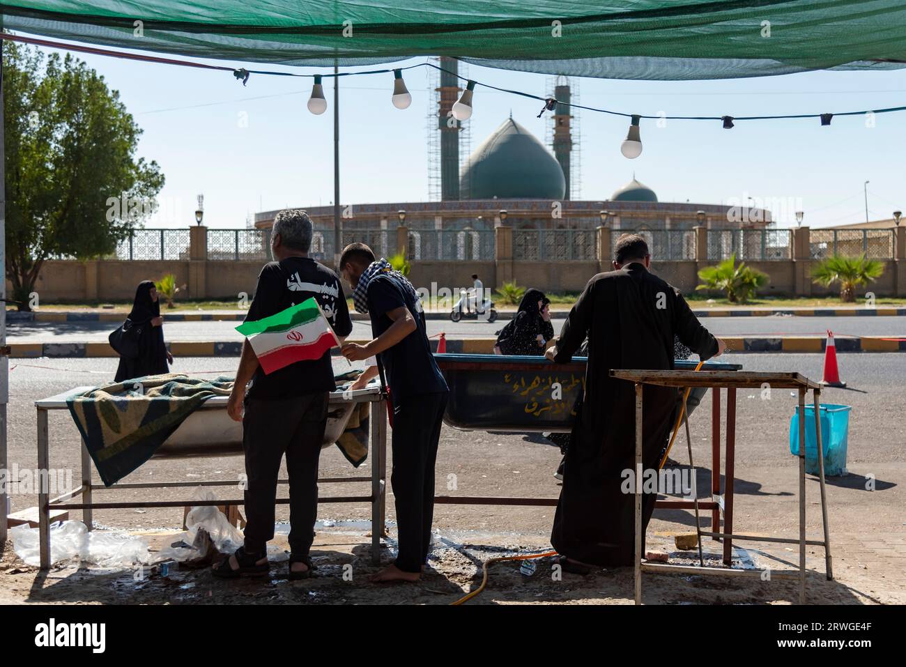 Iraqi Shias distribute water among Shia Muslim pilgrims marching from ...