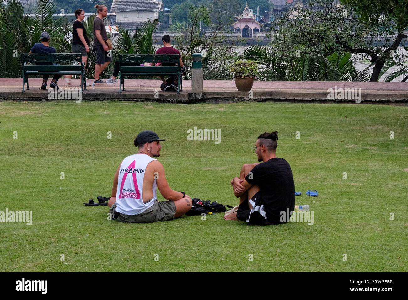 Two people sit on bench hi-res stock photography and images - Alamy