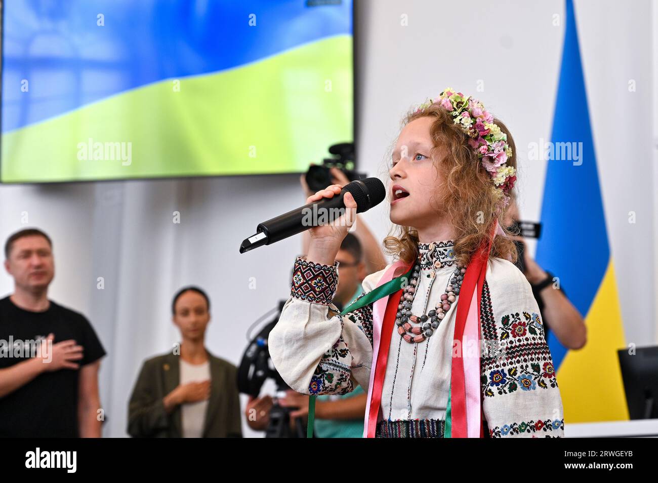 Singing the ukrainian national anthem hi-res stock photography and ...