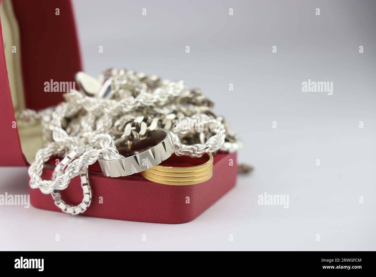 Pile of gold jewellery hi-res stock photography and images - Alamy
