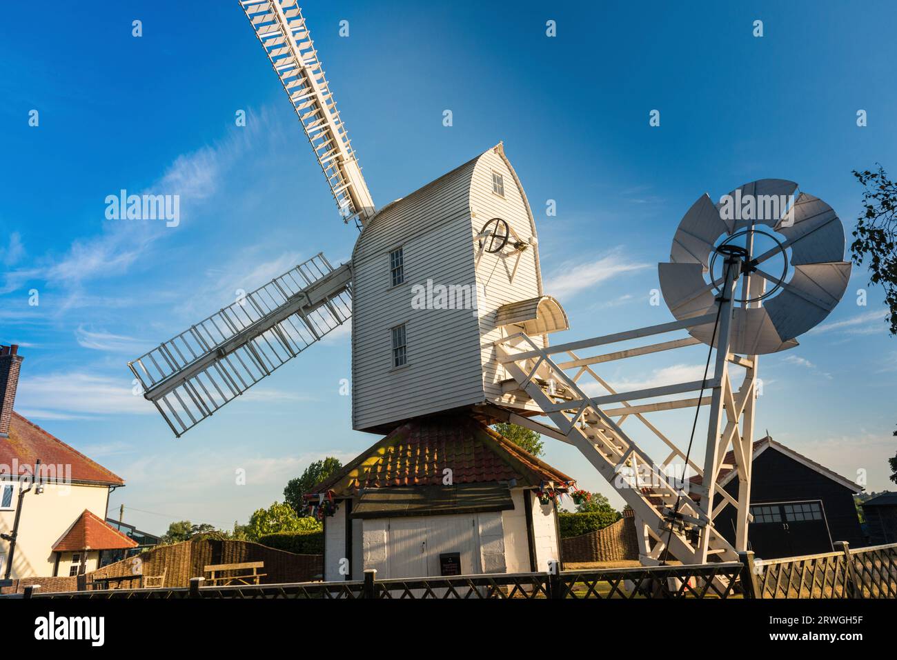 Single story roundhouse hi-res stock photography and images - Alamy