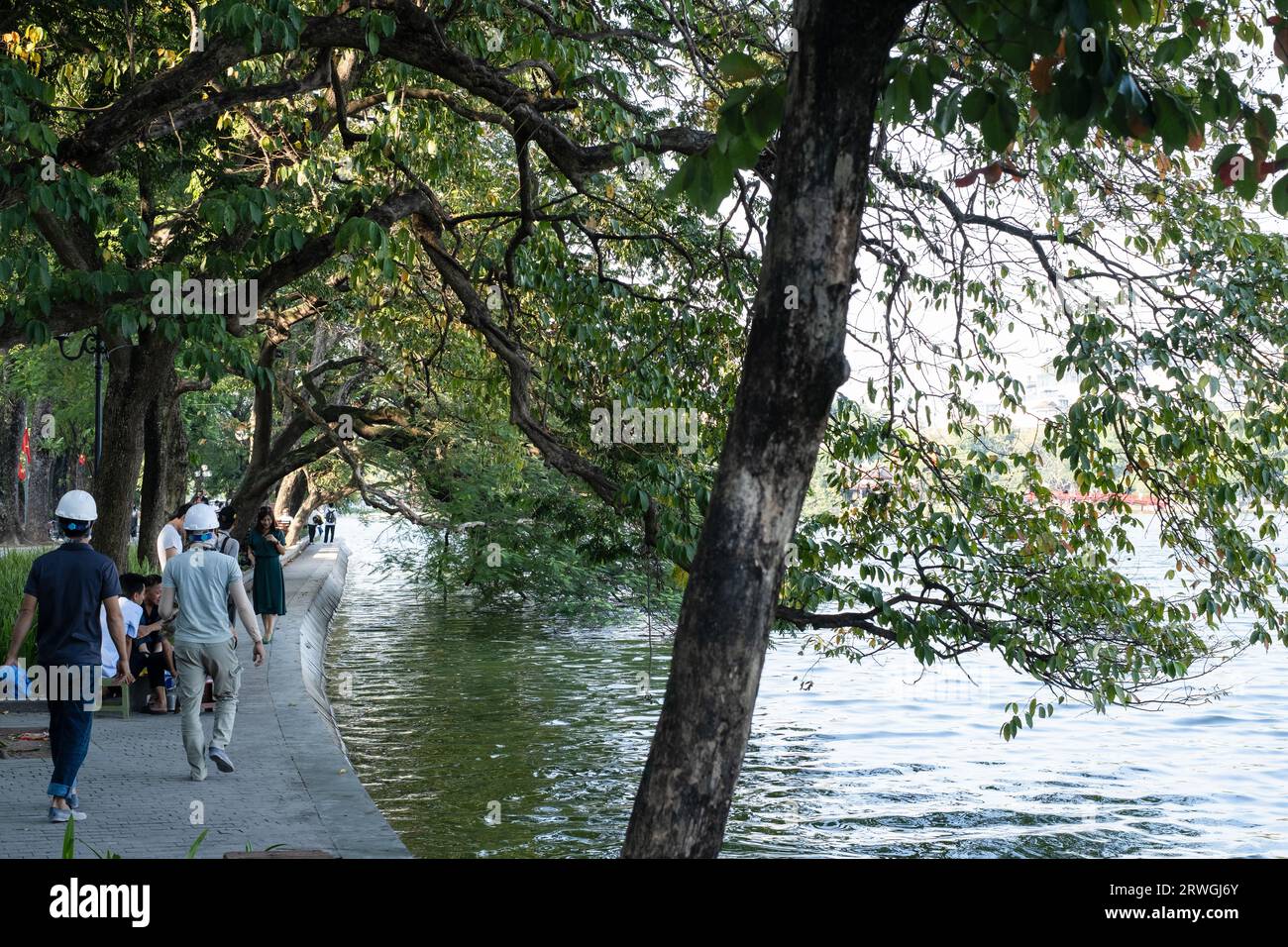 Path alongside Sword Lake (Hồ Gươm (Hoàn Kiếm)), Hanoi, Vietnam Stock ...