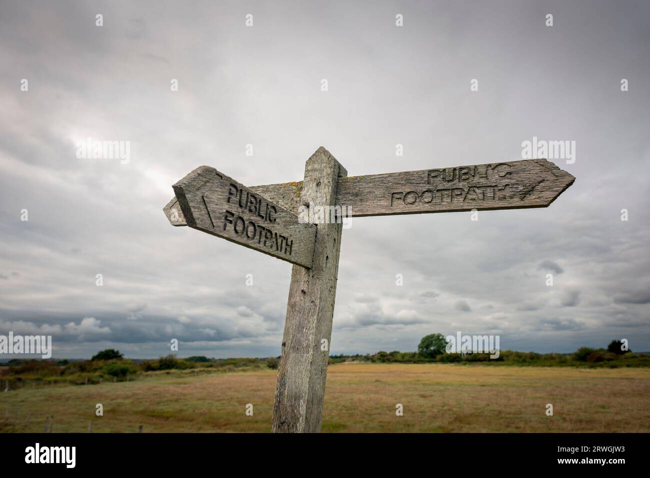 Footpath signage hi-res stock photography and images - Alamy