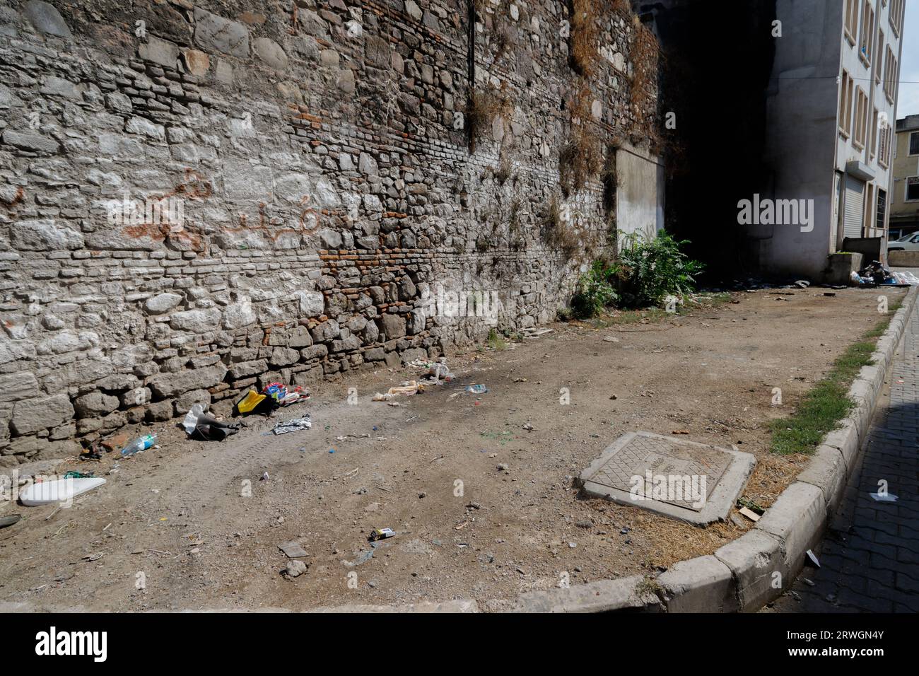 Road and footpathwith garbage in the city center, dirty street concept ...