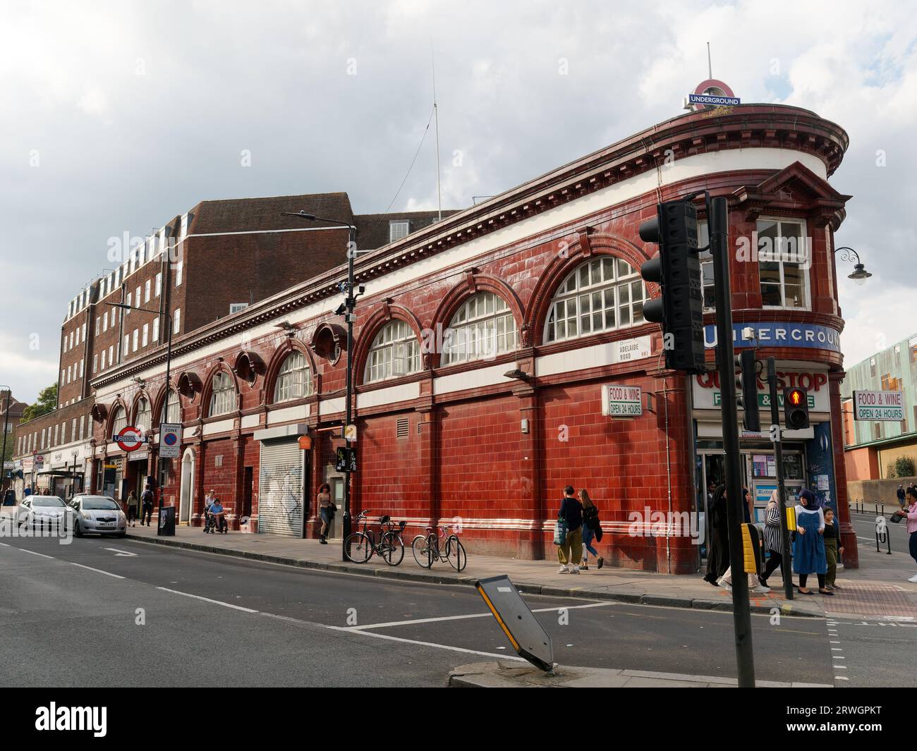 London underground stations hi-res stock photography and images - Alamy
