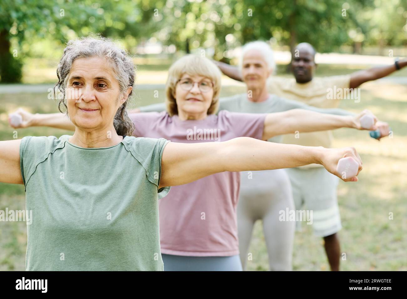 Group of people exercising outdoors hi-res stock photography and images ...