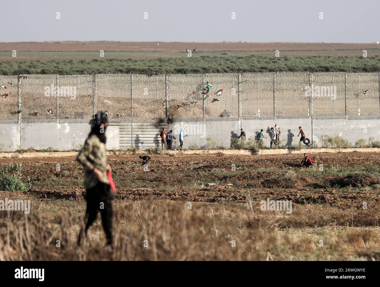 Palestinian demonstrators clash with Israeli security forces along the ...