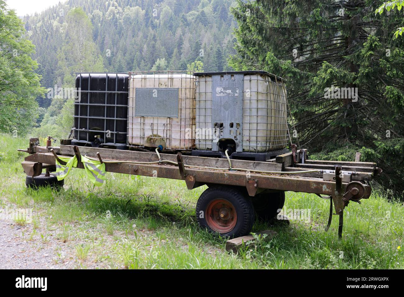 Trailer with IBC container serves as watering place for animals Stock ...