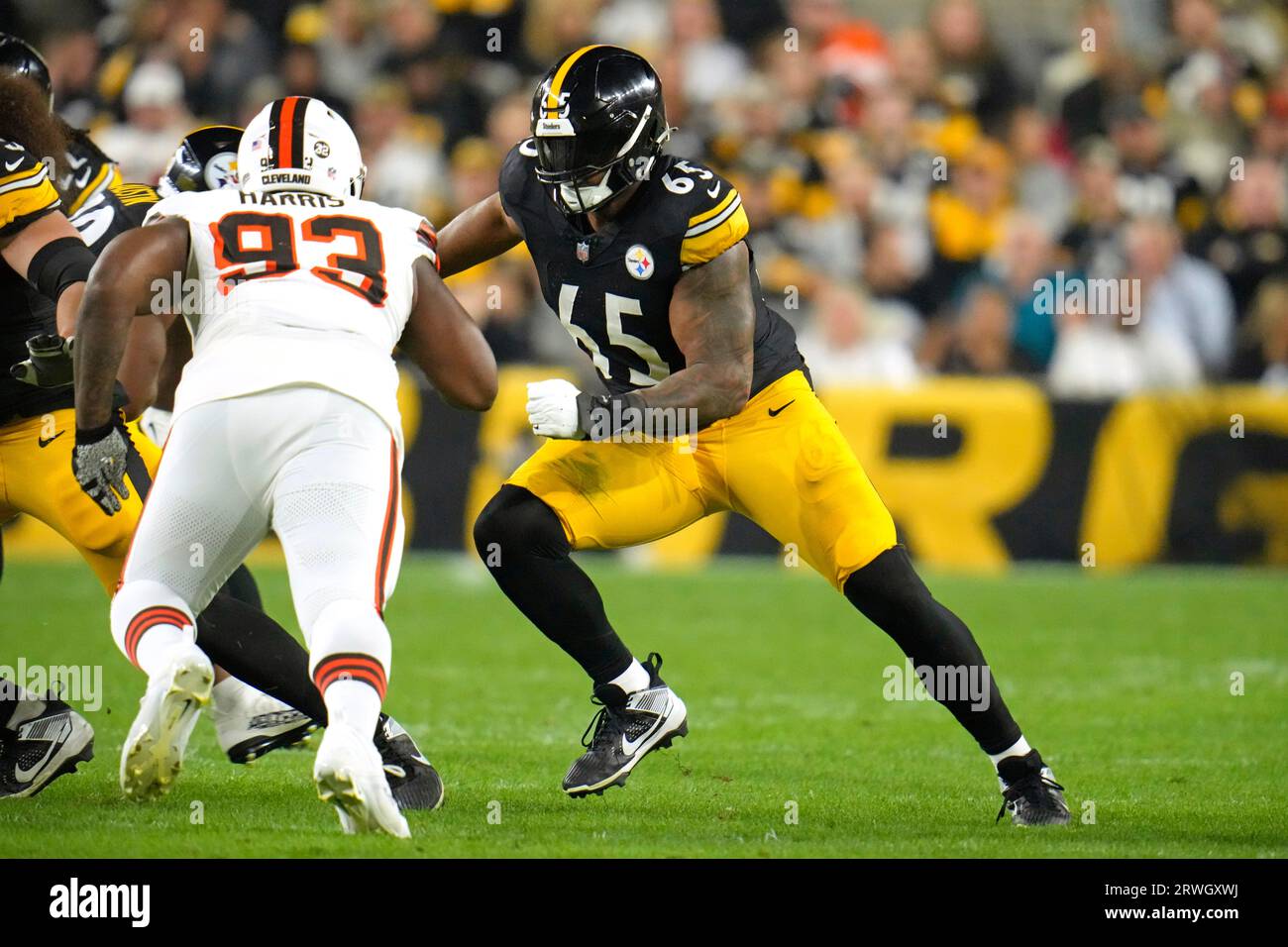 Pittsburgh Steelers offensive tackle Dan Moore Jr. (65) blocks ...
