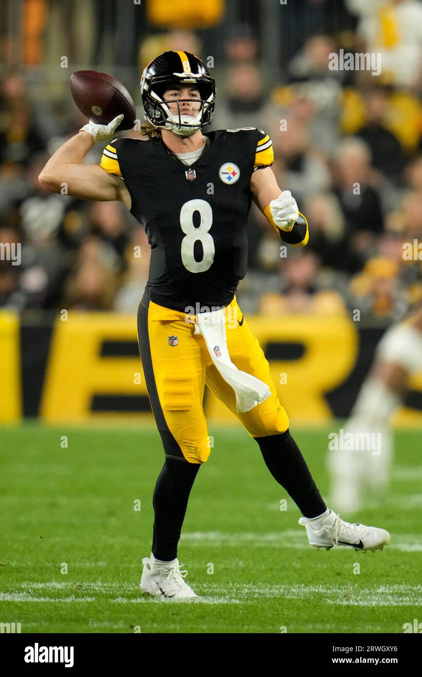 Pittsburgh Steelers quarterback Kenny Pickett (8) throws a pass during ...