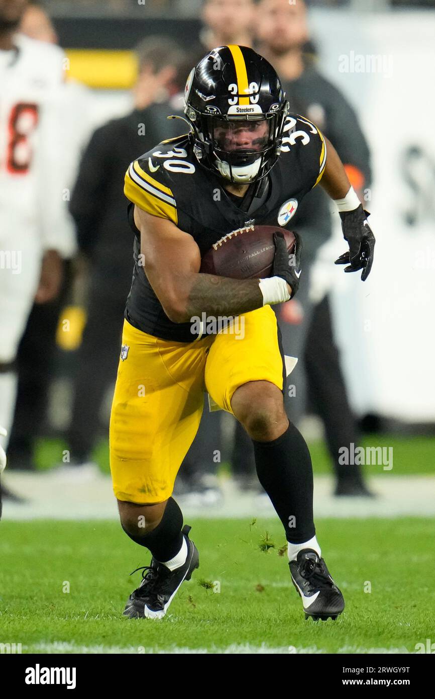 Pittsburgh Steelers running back Jaylen Warren (30) carries the ...