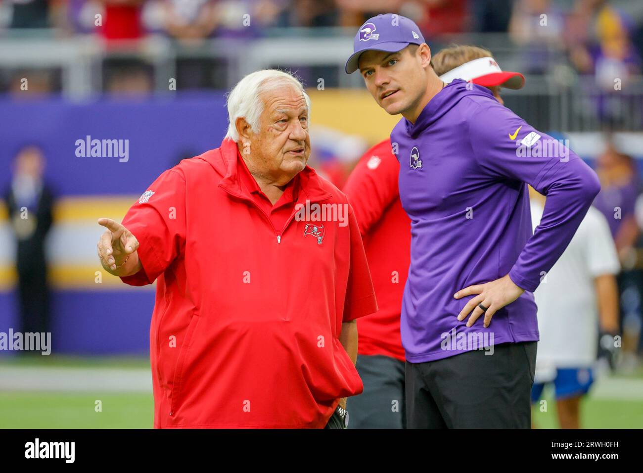 Minnesota Vikings head coach Kevin O'Connell, right, talks with Tampa ...