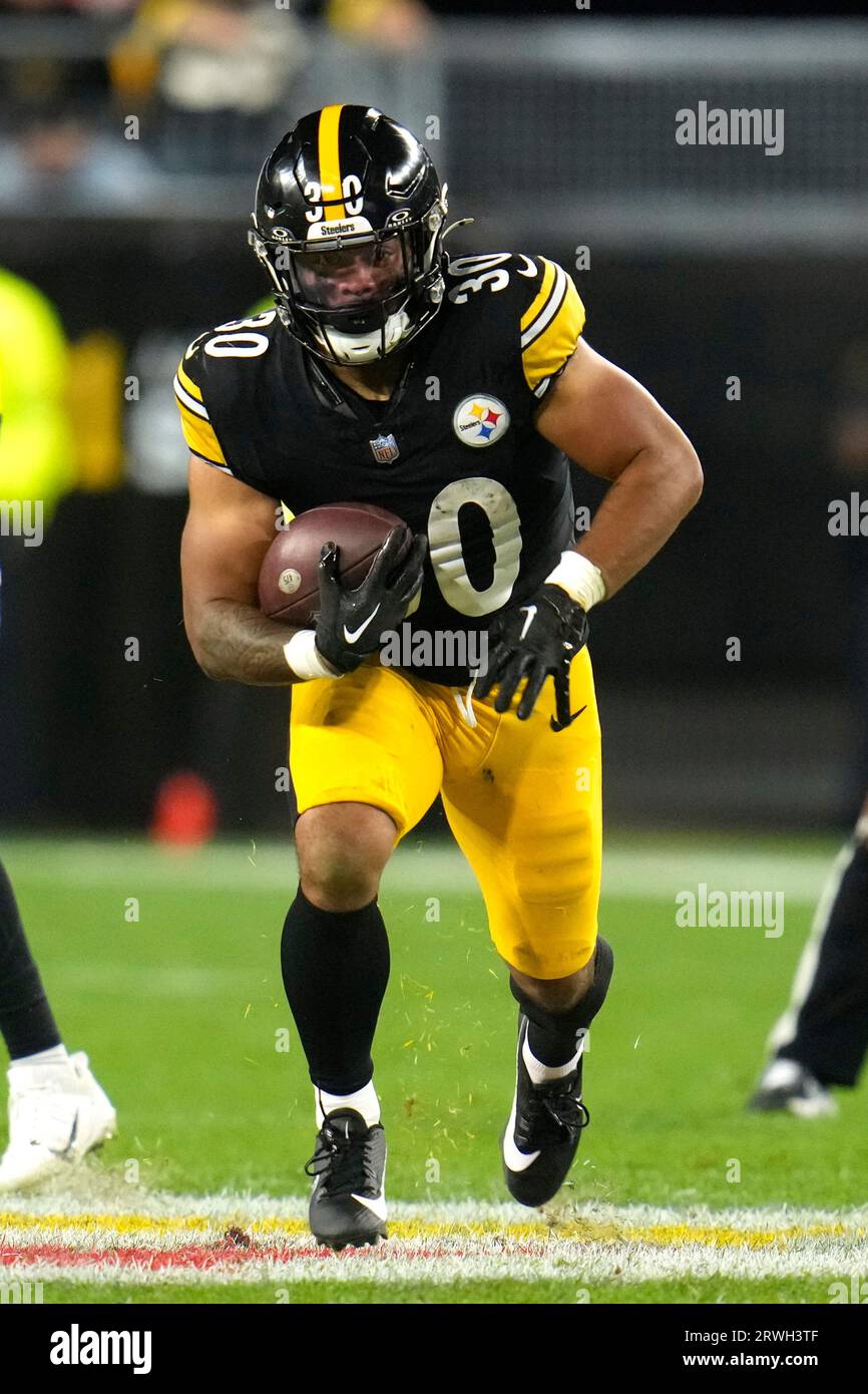 Pittsburgh Steelers running back Jaylen Warren (30) carries the ...