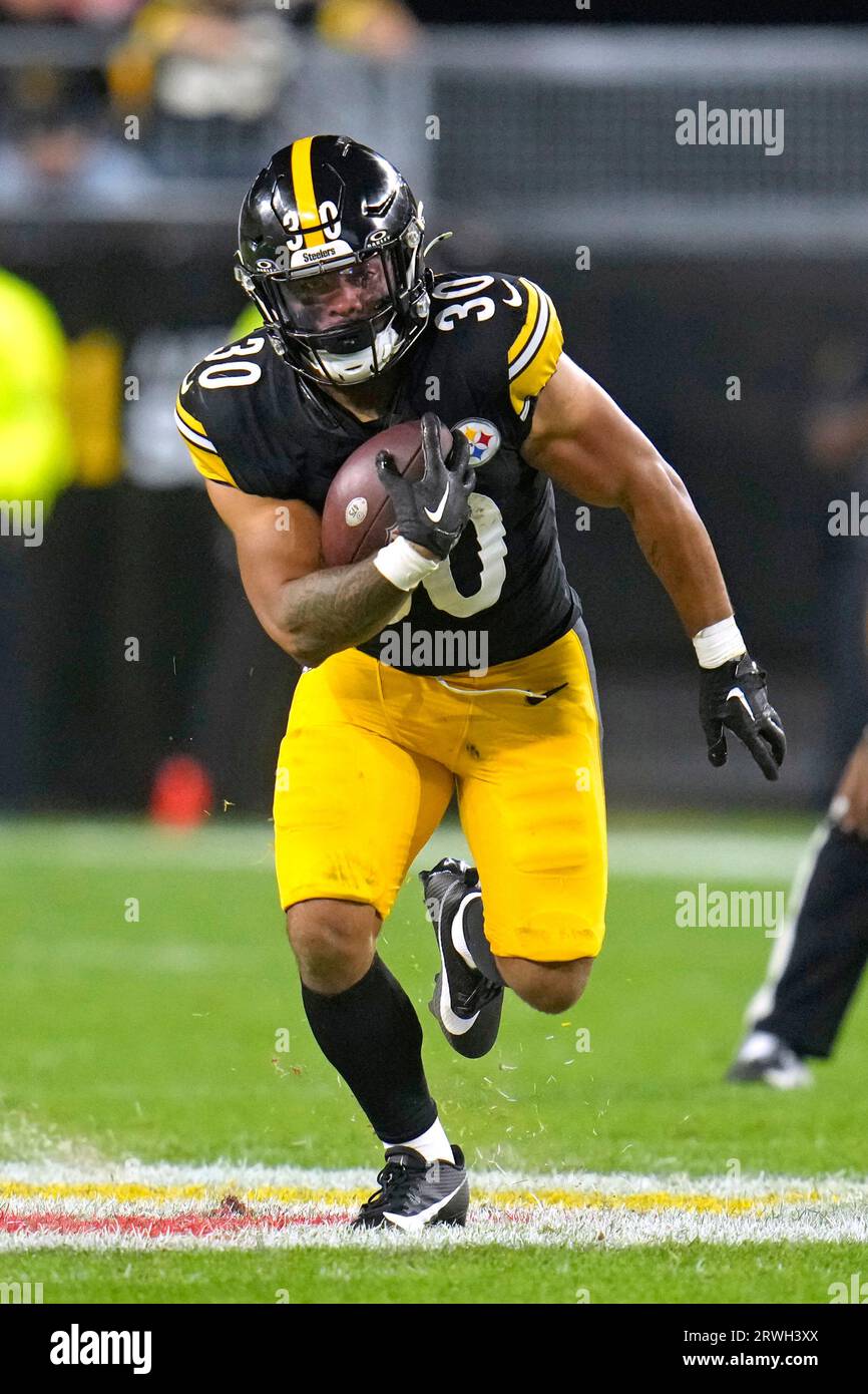 Pittsburgh Steelers running back Jaylen Warren (30) carries the ...
