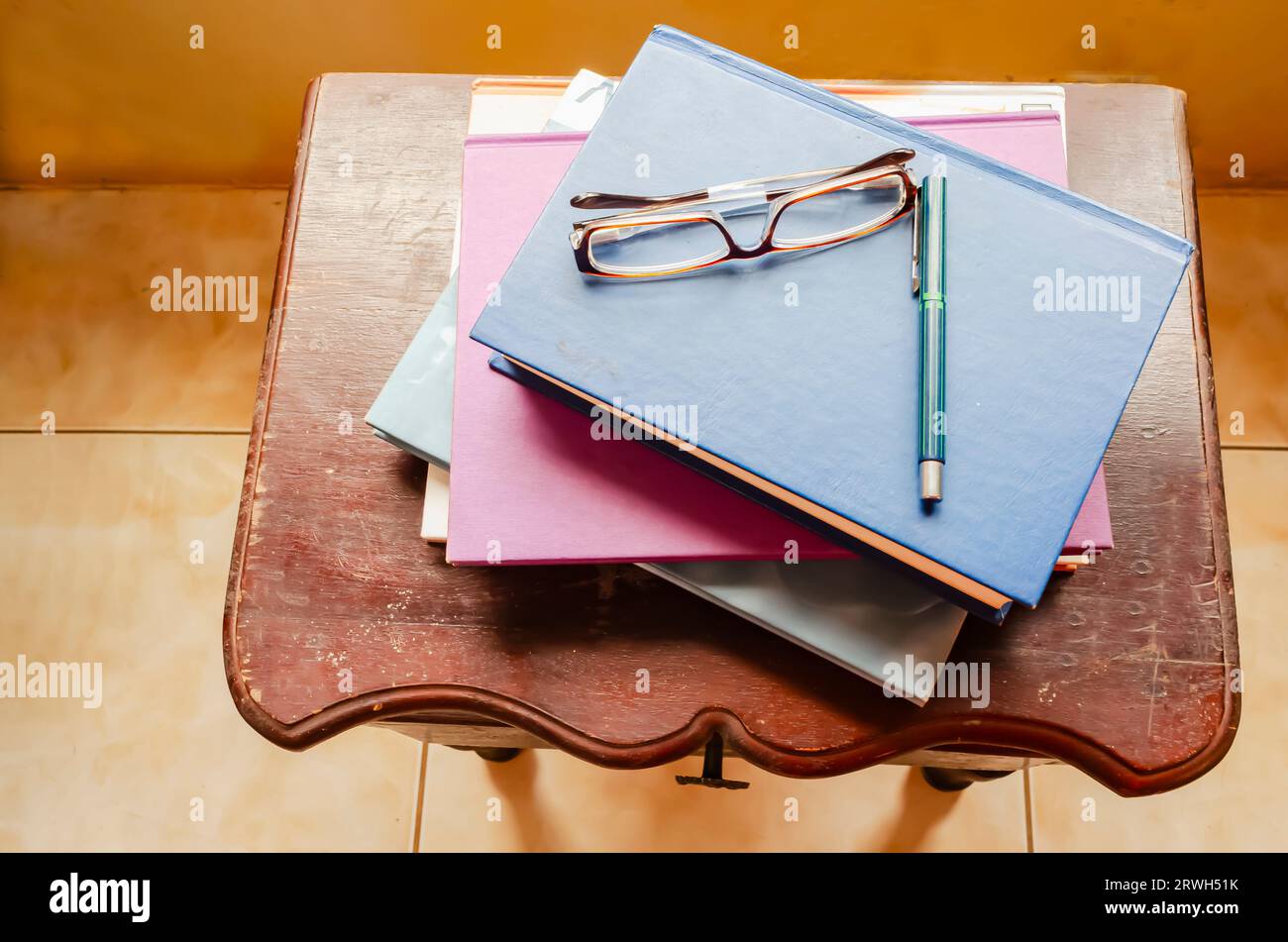 Pen table glasses books hi-res stock photography and images - Alamy