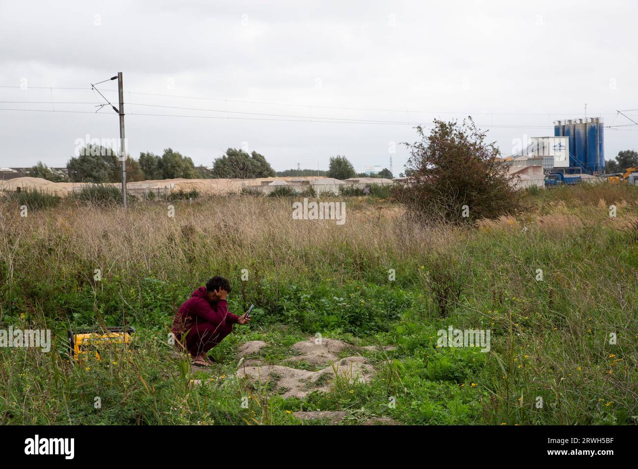 DUNKIRK, Masions Lafitte, FRANCE. 19th Sep, 2023. A migrant looks at ...