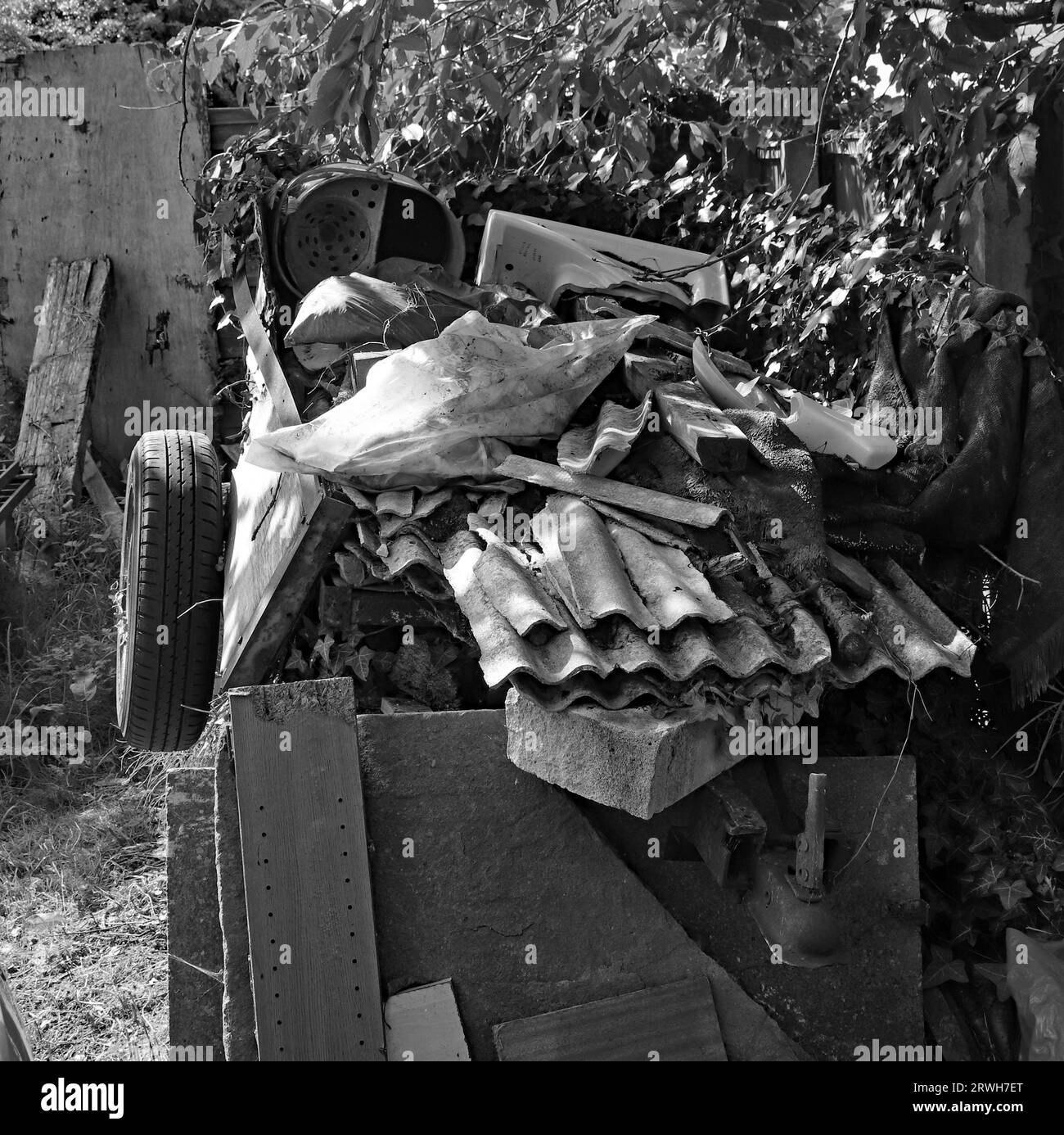 Trailer covered in rubbish hi-res stock photography and images - Alamy