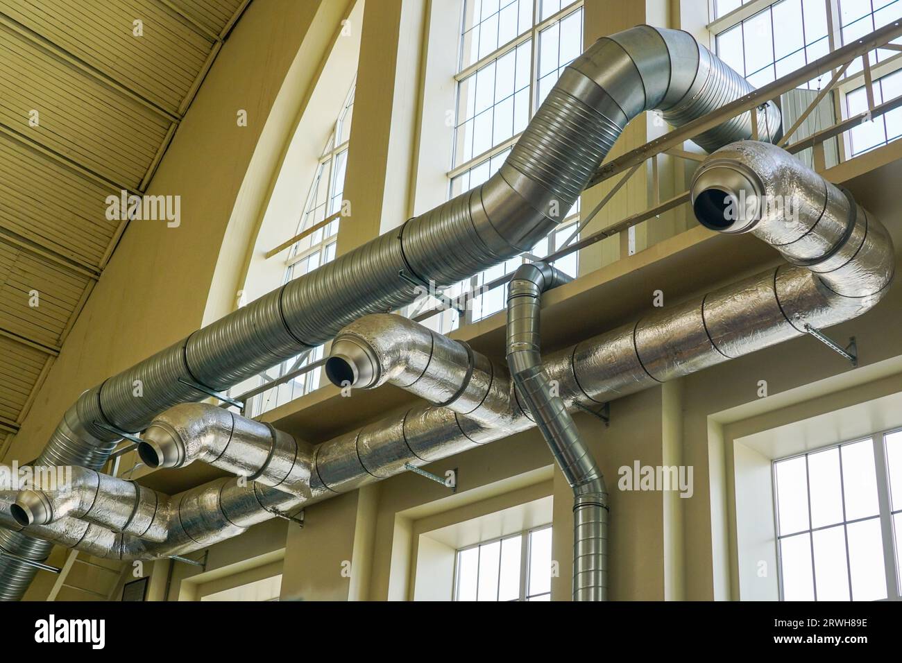 Thermally insulated ventilation and heating system elements in a large ...