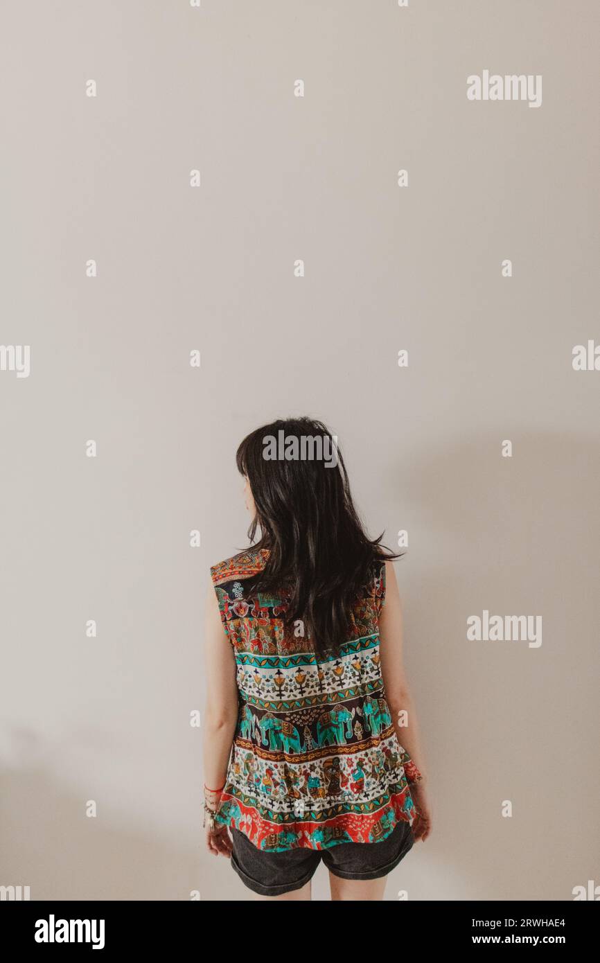 Looking back pose hi-res stock photography and images - Alamy