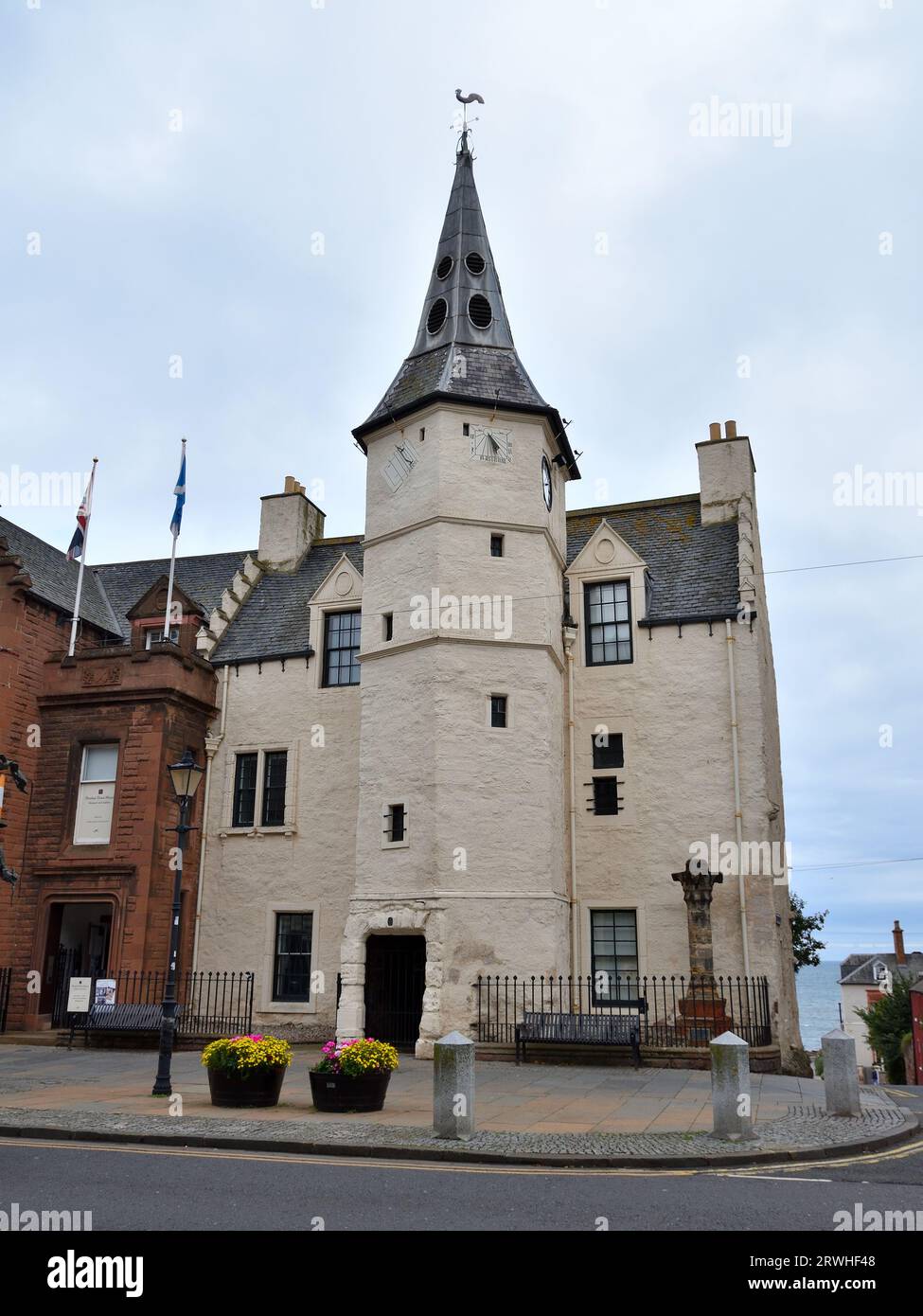 View dunbar castle harbour hi-res stock photography and images - Alamy