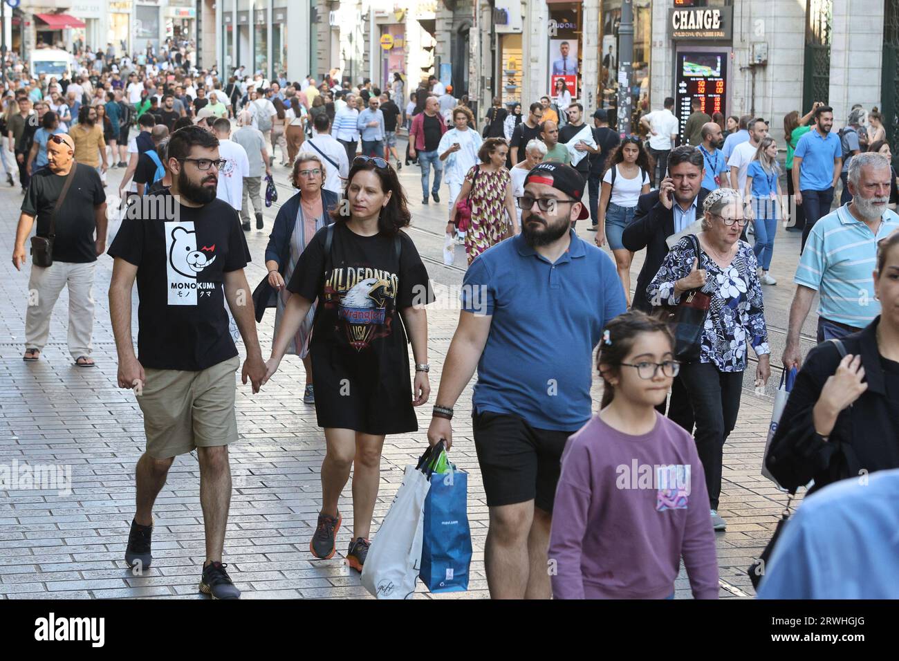 Istanbul turkey tourist crowds hi-res stock photography and images - Alamy