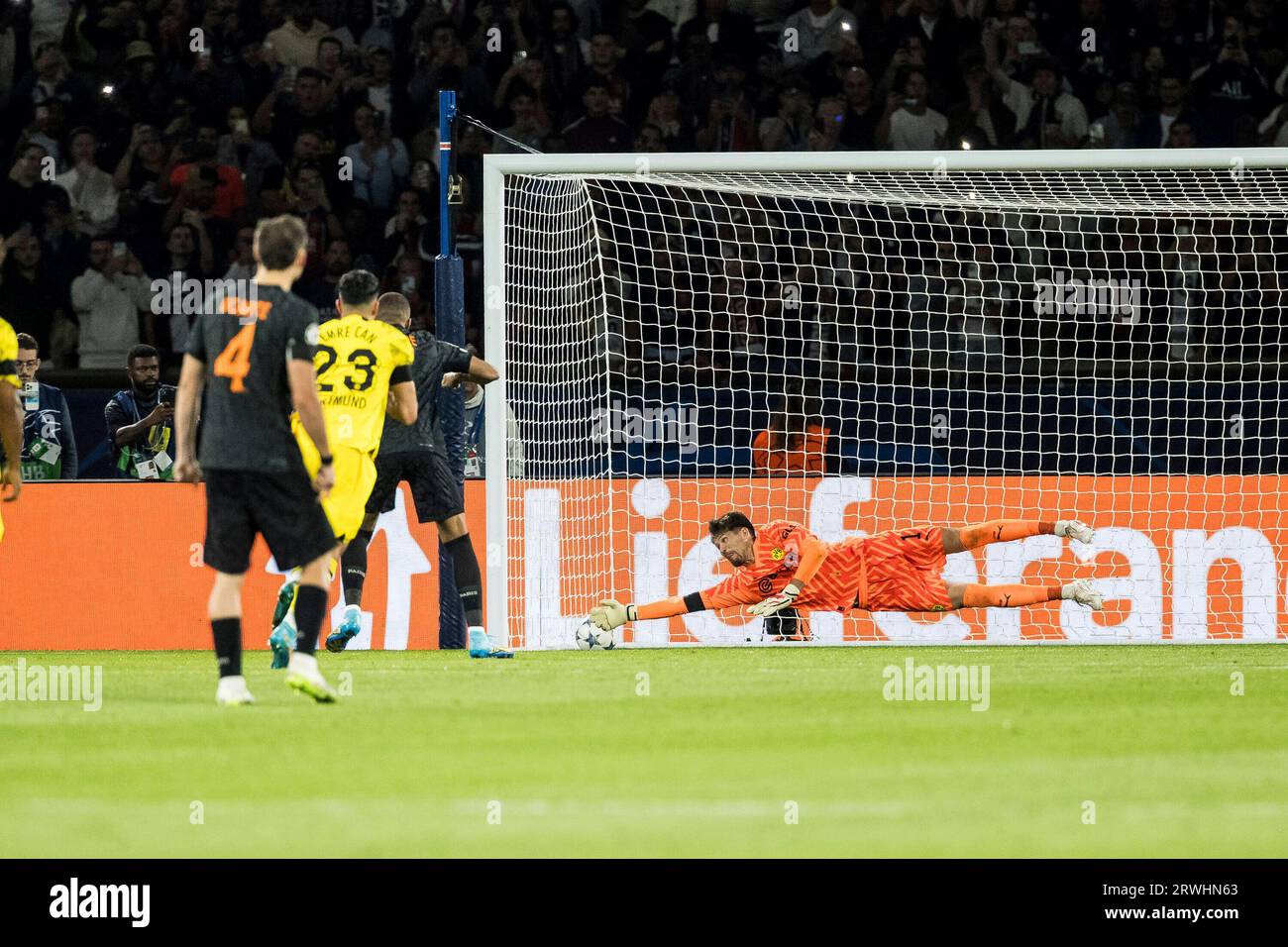 Paris, Frankreich. 19th Sep, 2023. Gregor Kobel (Borussia Dortmund, #1) kann den Elfmeter von ...