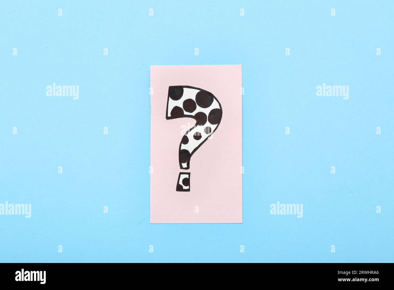 Paper quiz card with question mark on blue background Stock Photo - Alamy