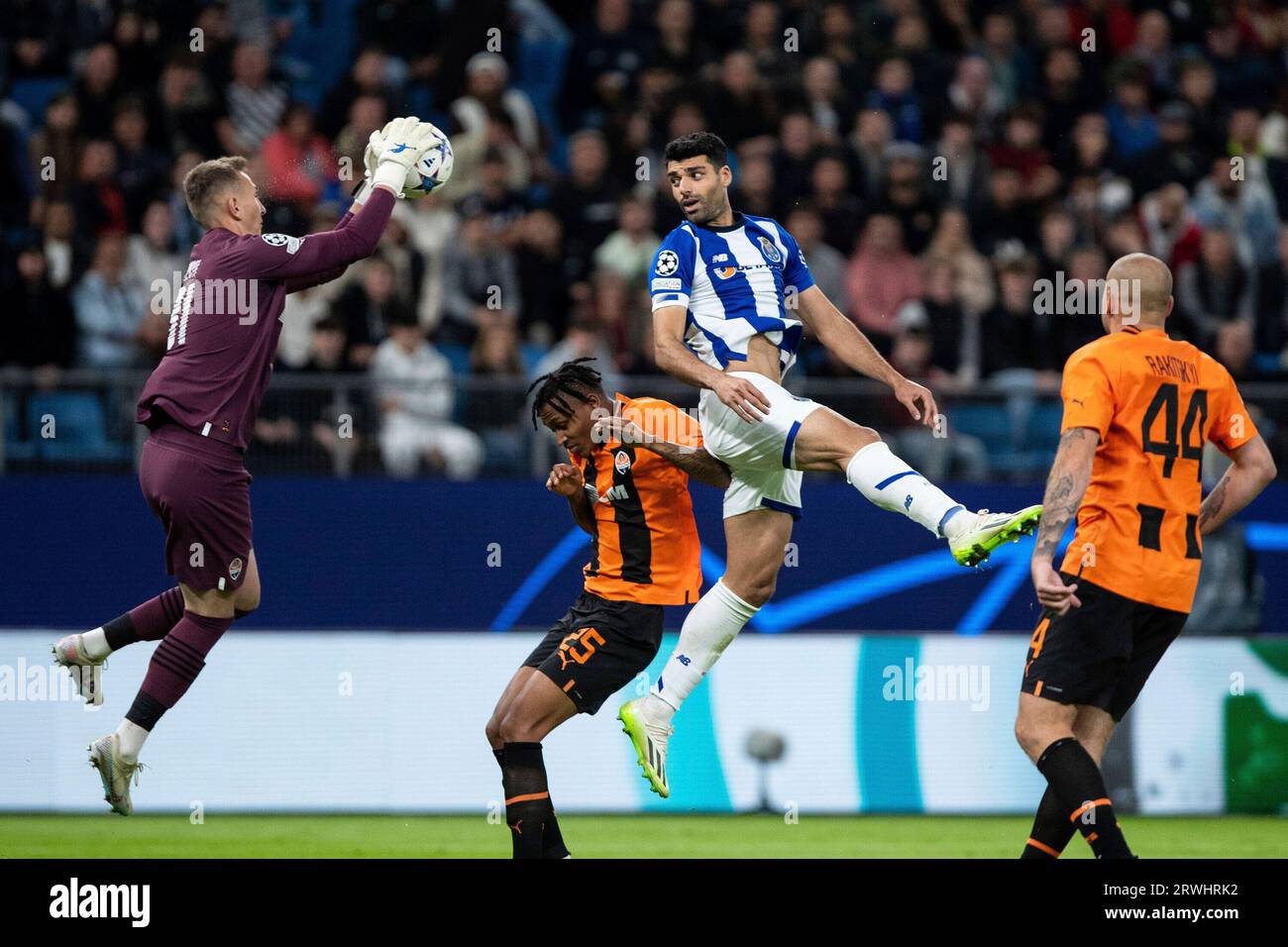 Hamburg, Deutschland. 19th Sep, 2023. Zweikampf Dmytro Riznyk (Shakhtar ...