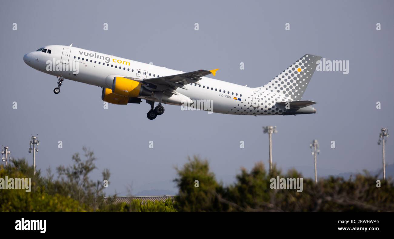 Airbus A320 with EC-KDH ensure safe liftoff Stock Photo - Alamy