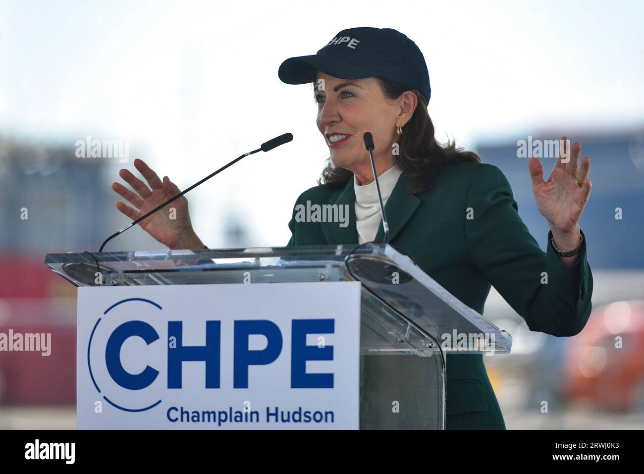 Photo by: NDZ/STAR MAX/IPx 2023 9/19/23 Governor Kathy Hochul makes a ...