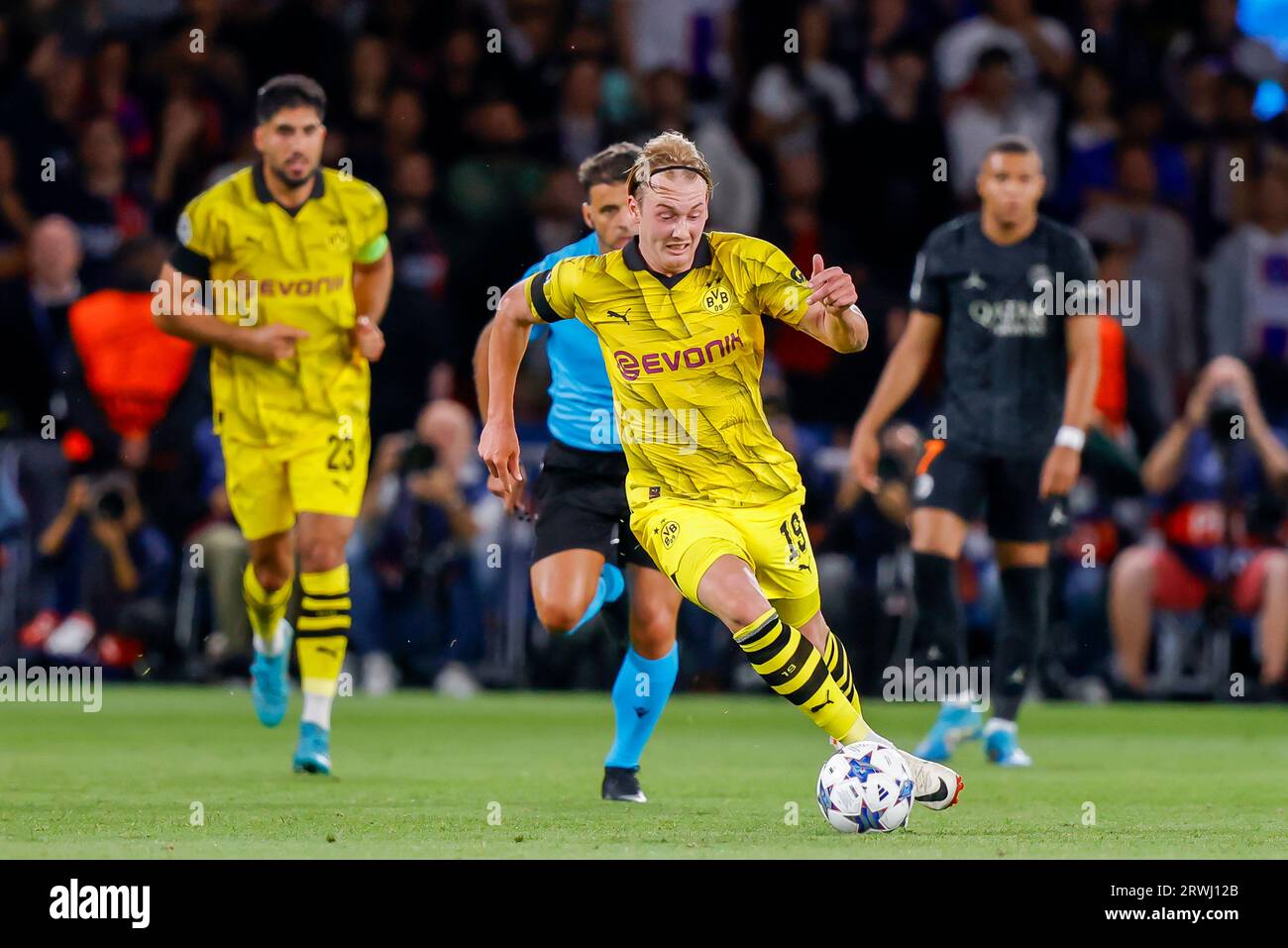 PARIS, FRANCE - SEPTEMBER 19: Julian Brandt (Borussia Dortmund ...