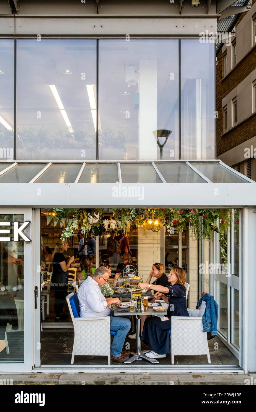Restaurant customers sitting inside hi-res stock photography and images ...