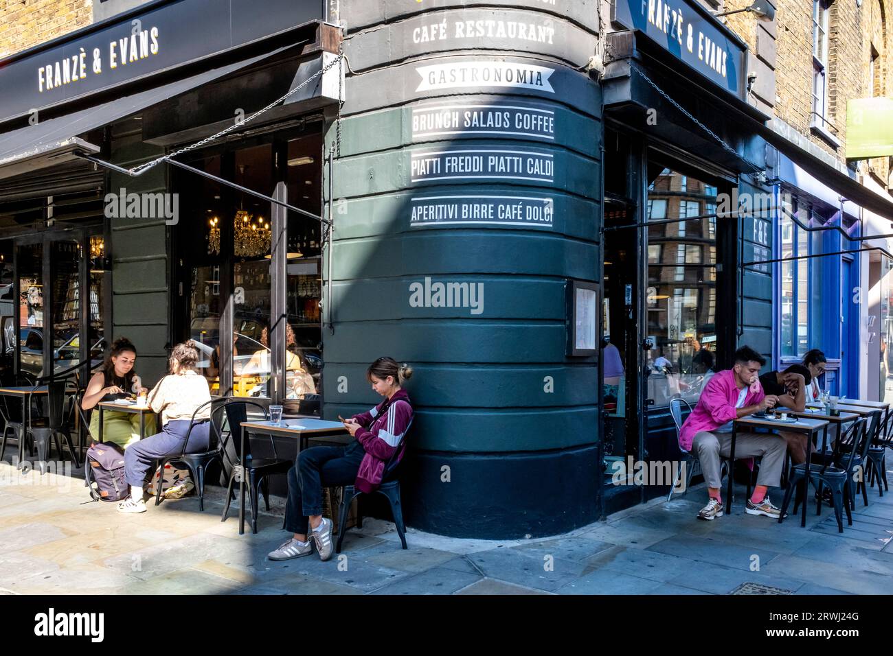 Customers outside cafe hi-res stock photography and images - Alamy