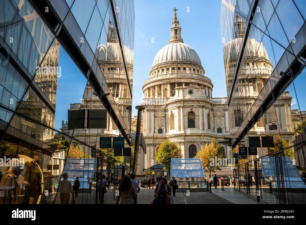 St Paul's Cathedral Reflected In The Windows Of The One New Change ...