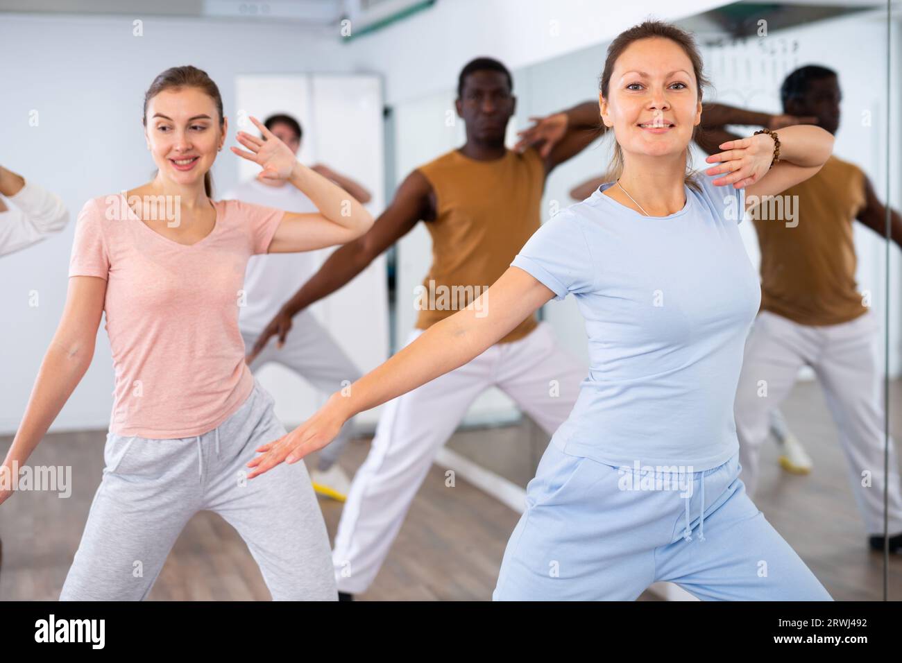 People learning swing steps hi-res stock photography and images - Alamy