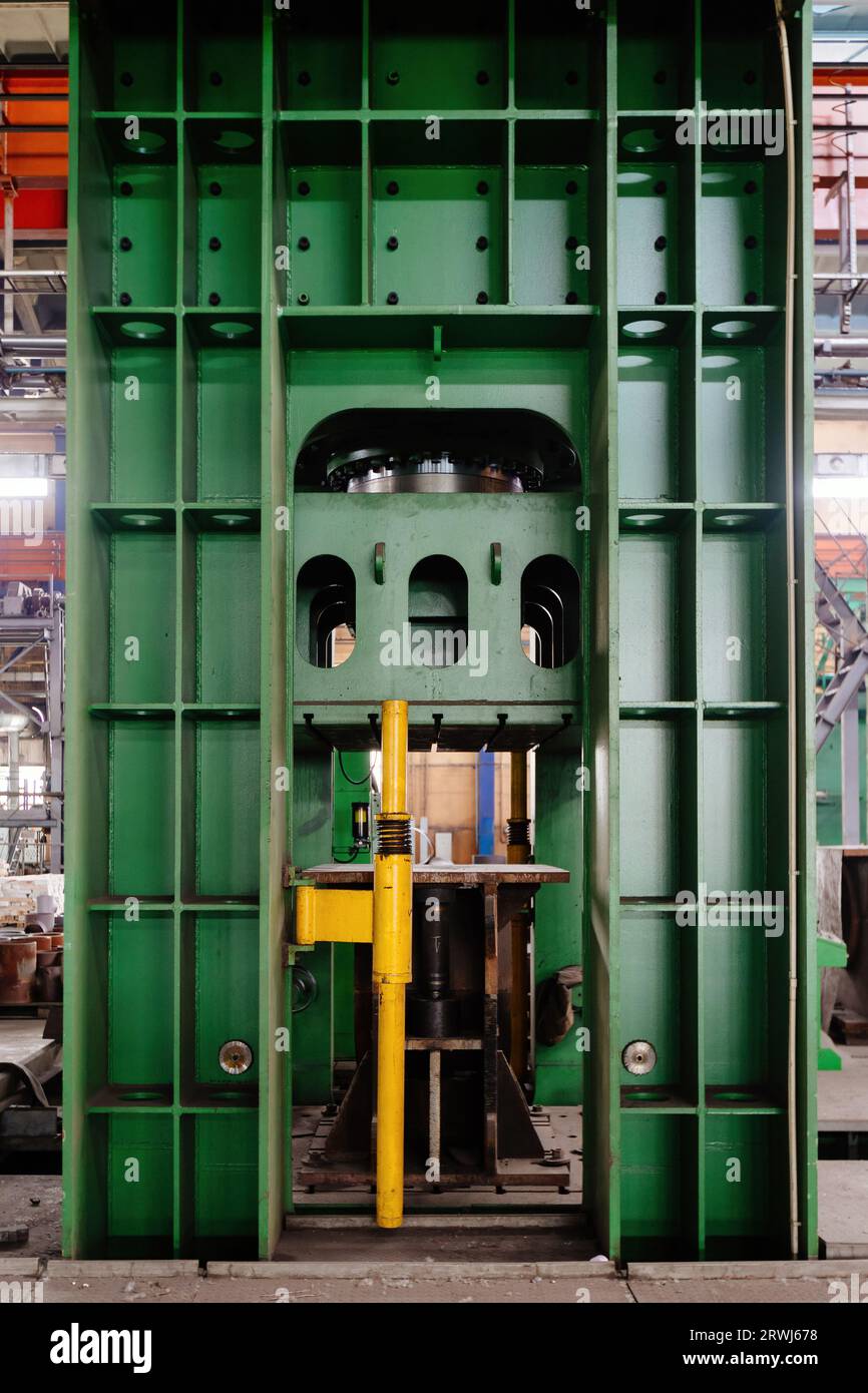 Hydraulic press car hi-res stock photography and images - Alamy