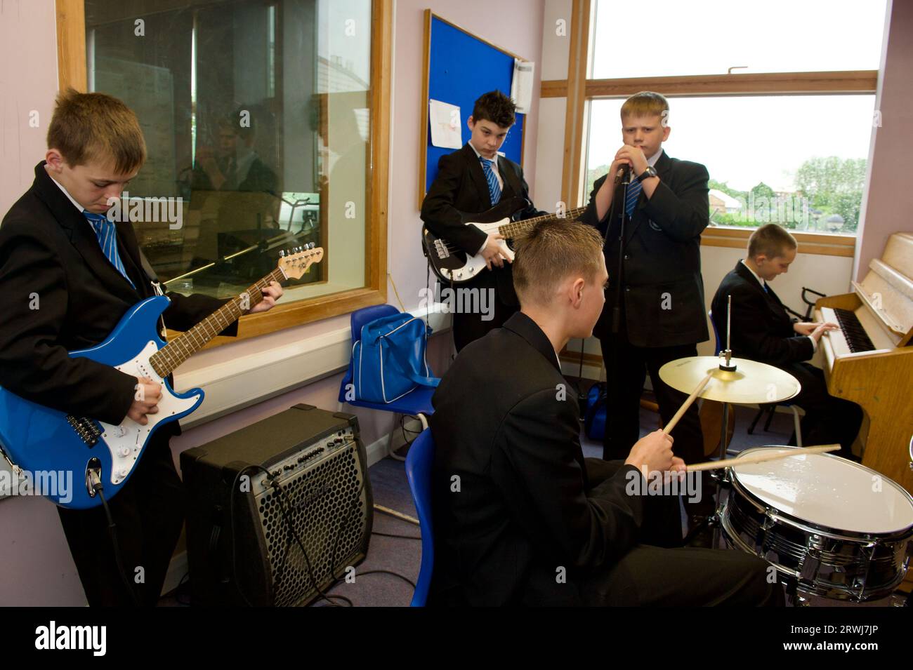 Teenagers playing musical instruments hi-res stock photography and ...