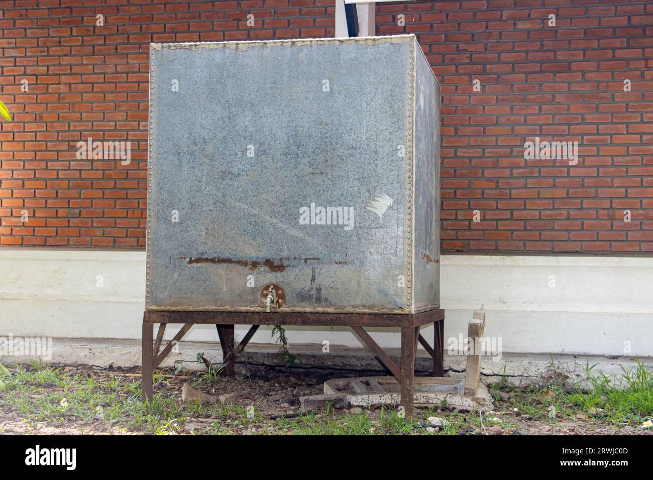 Water tank house hi-res stock photography and images - Alamy