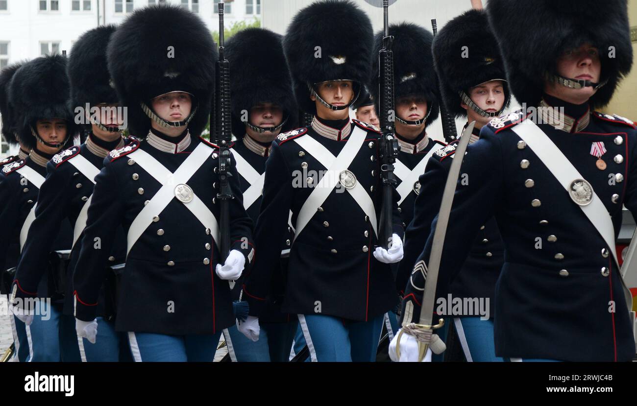 Danish guards marching hi-res stock photography and images - Alamy