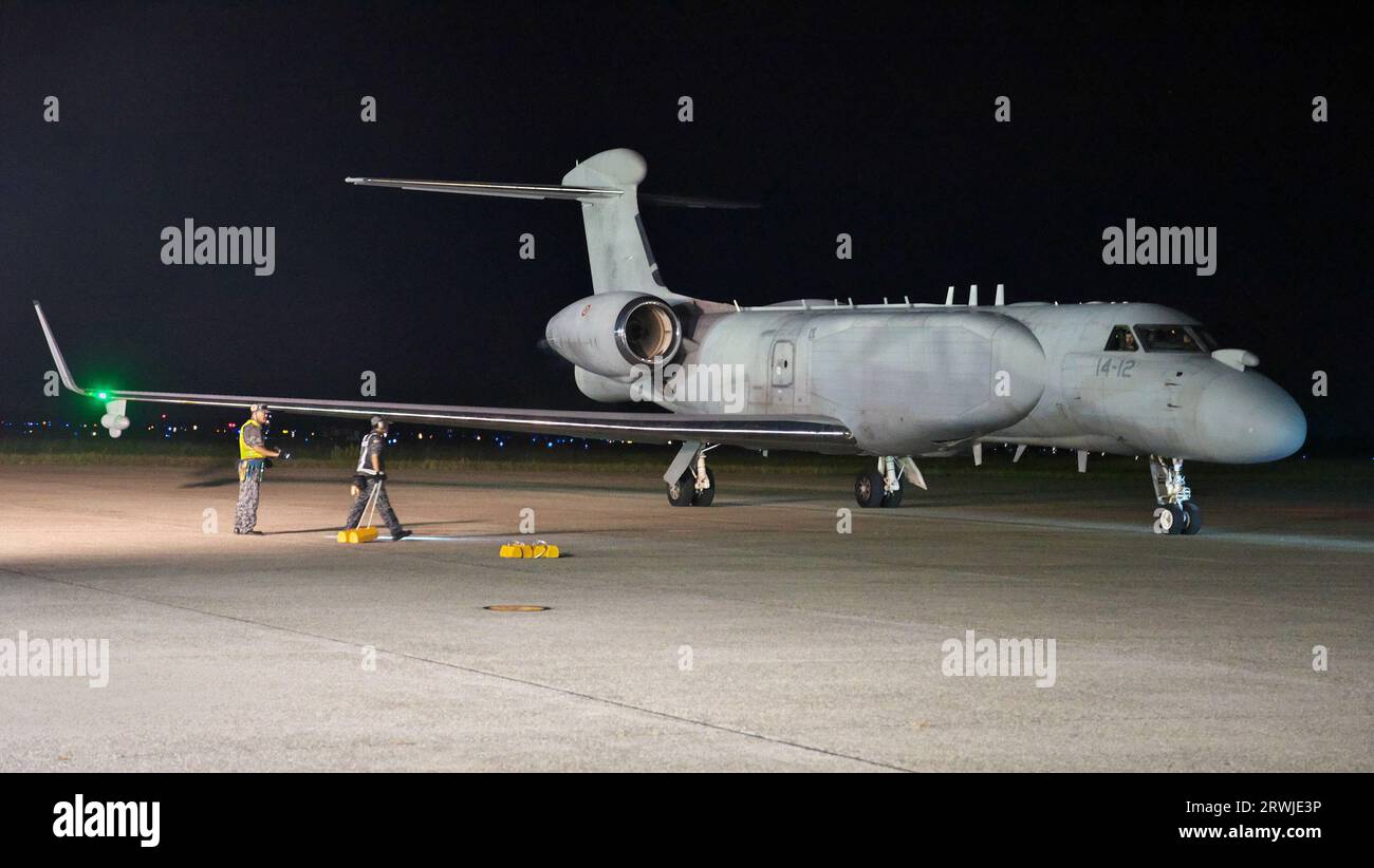 Italian Air Force G550 CAEW (Conformal Airborne Early Warning) arrive ...